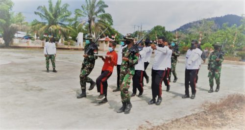 Sambut HUT RI, TNI di Perbatasan RI-PNG Gembleng Puluhan Siswa Berlatih ...