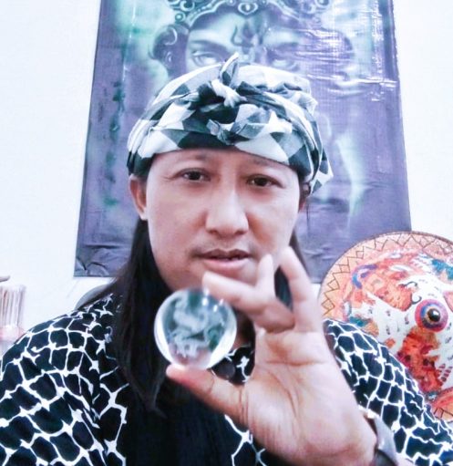 Daun Sirih Jadi 'Senjata' Bayu Gendeng Ramal Nasib Pejabat Hingga Artis ...