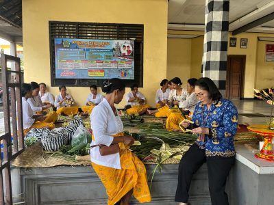 Disnaker Gianyar Laksanakan Pelatihan Membuat Banten - Lenteraesai.id